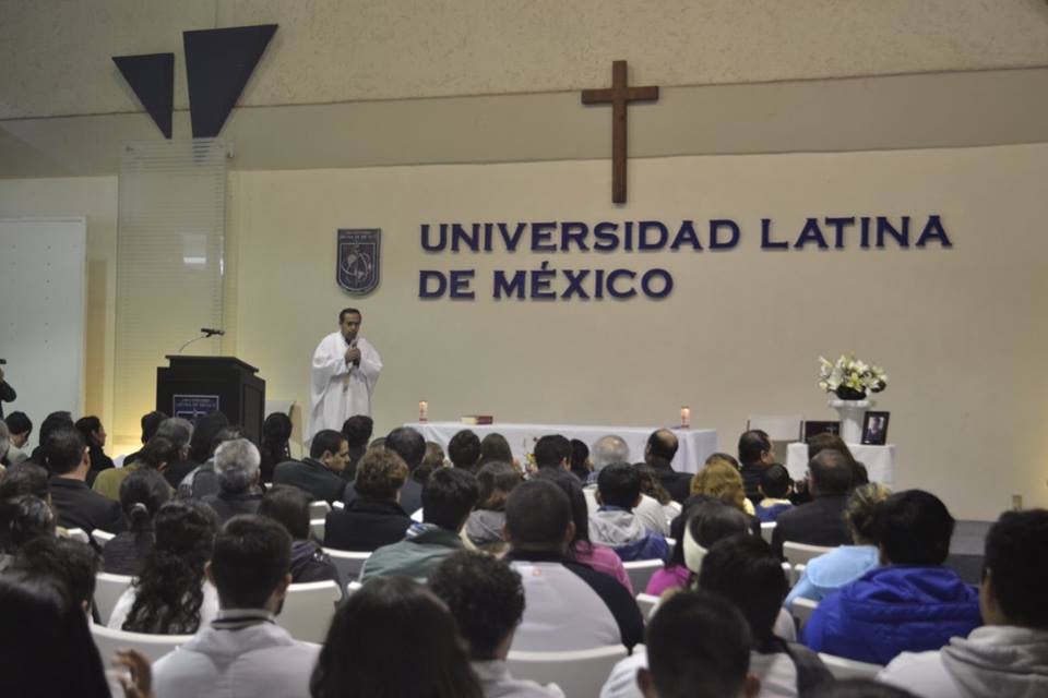 Universidad Latina de Mexico - EMOTIVO HOMENAJE AL DR. RAFAEL LEMUS M.L.