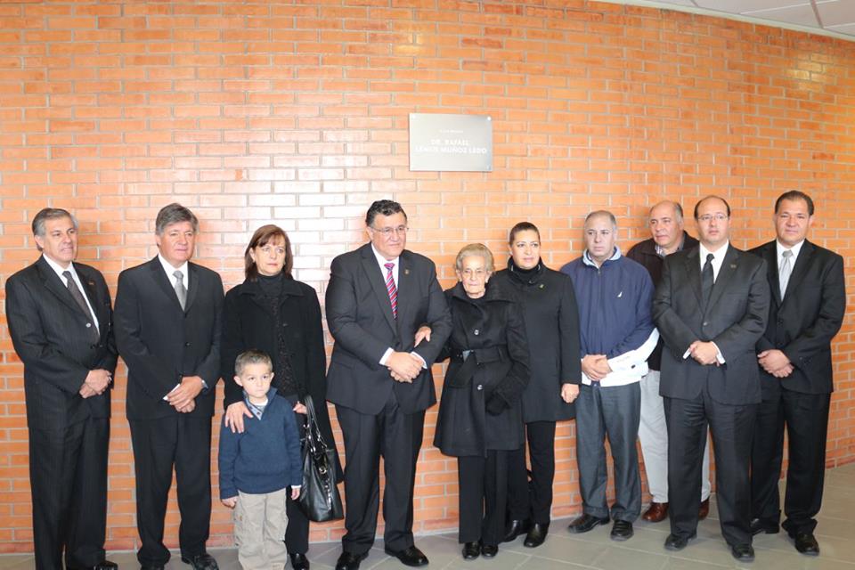 Universidad Latina de Mexico - EMOTIVO HOMENAJE AL DR. RAFAEL LEMUS M.L.